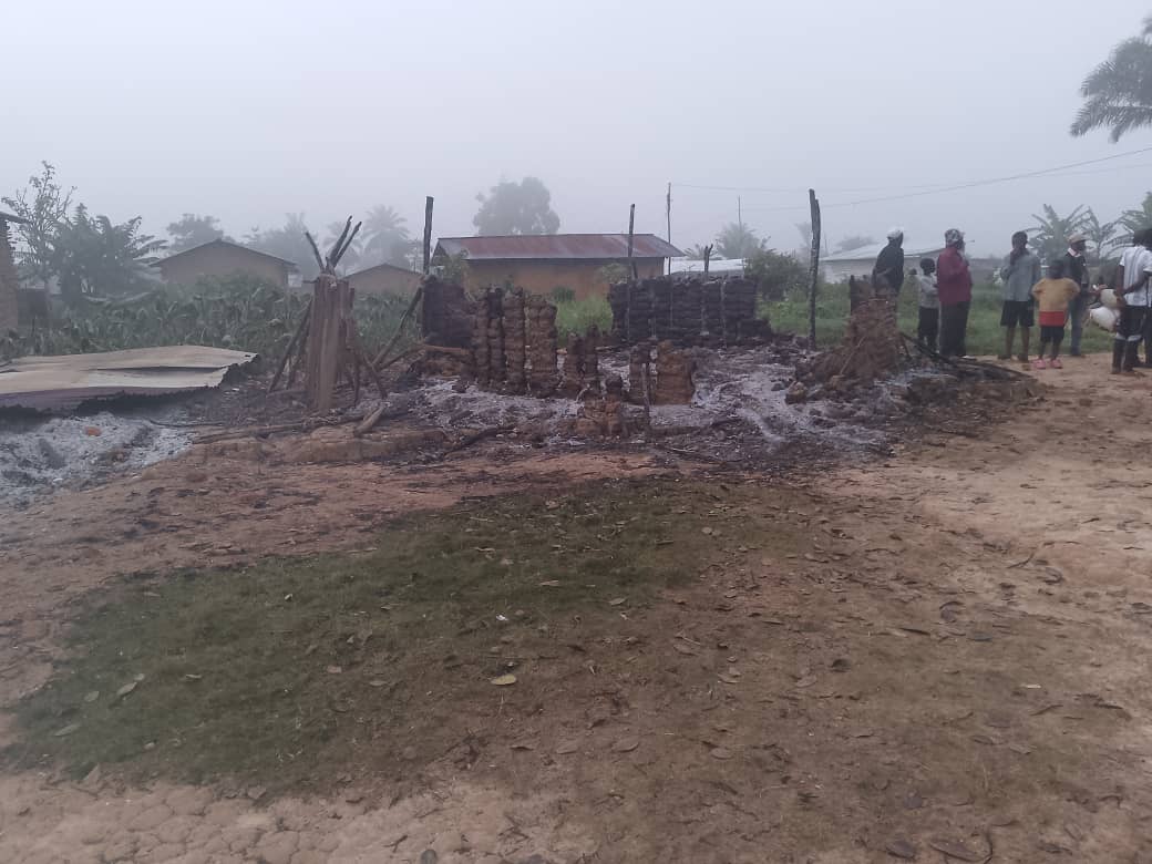 Beni: des inconnus brûlent 3 maisons à Mambale, Une personne y meurt ...